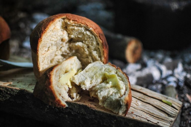 How to bake bread on a campfire – Bushcraft with David Willis