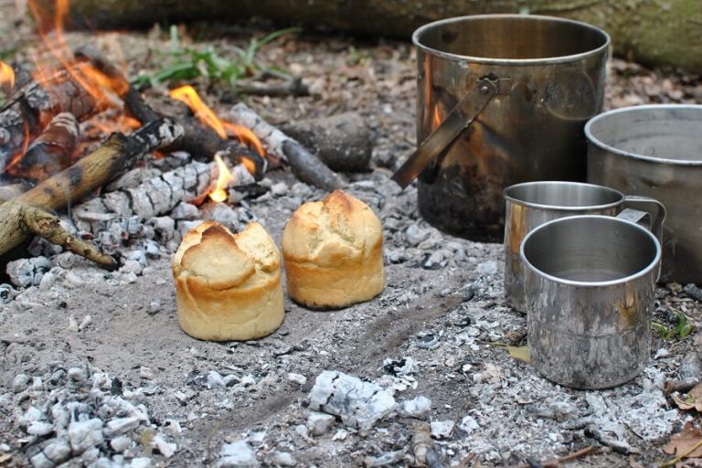 How to bake bread on a campfire – Bushcraft with David Willis